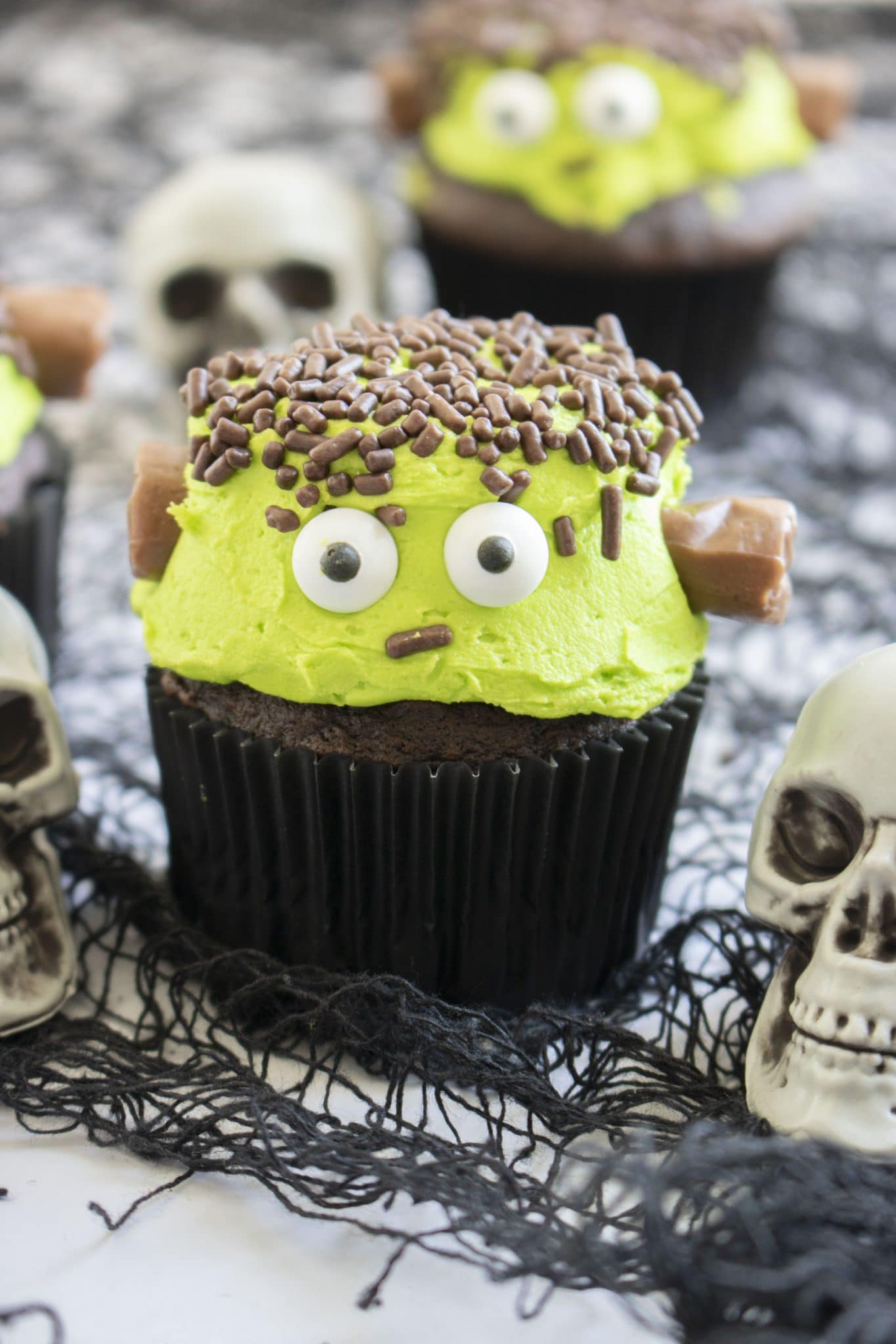 Frankenstein Cupcakes (Easy Halloween Recipe)